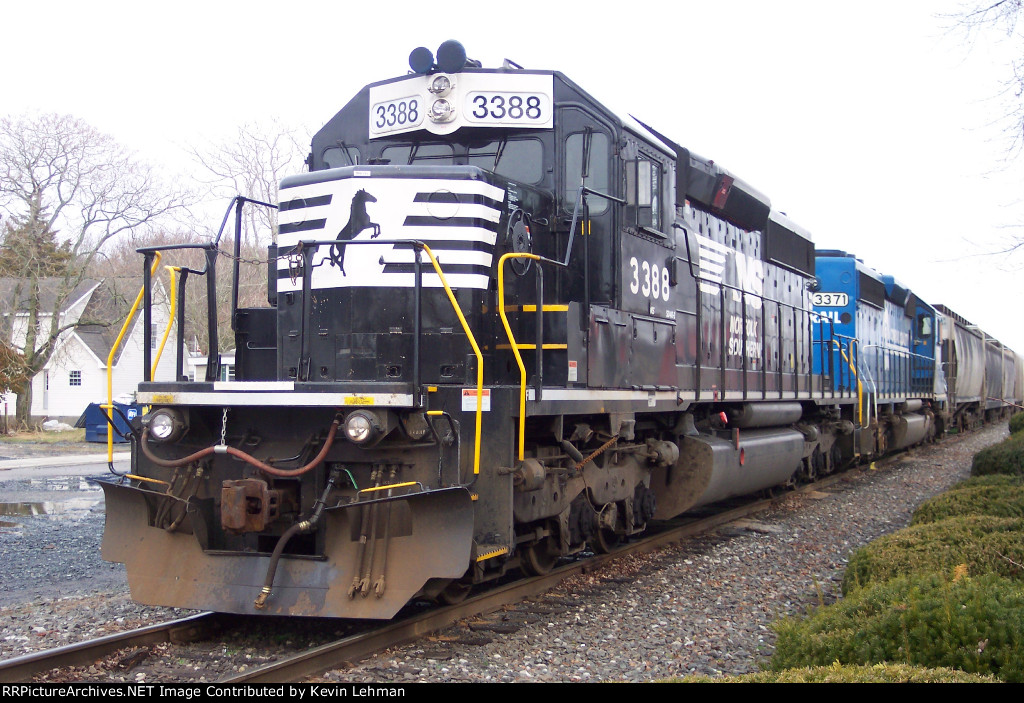 NS 3388 & 3371 sit with a train on the mainline at Delmar,De